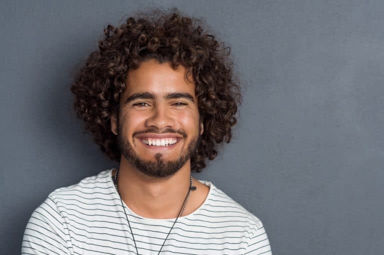 Cabelo cacheado masculino: Dicas de cortes, cuidados e definição